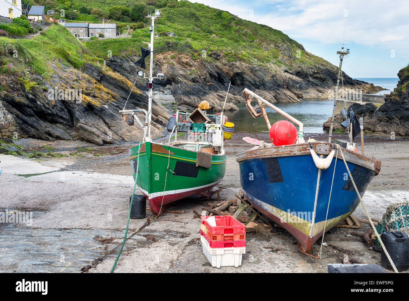Portloe village harbour cornwall hi-res stock photography and images ...