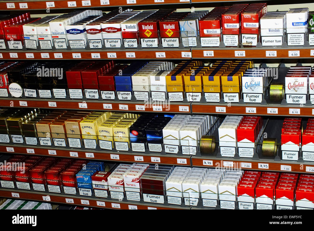 Cigarettes packet shop hi-res stock photography and images - Alamy