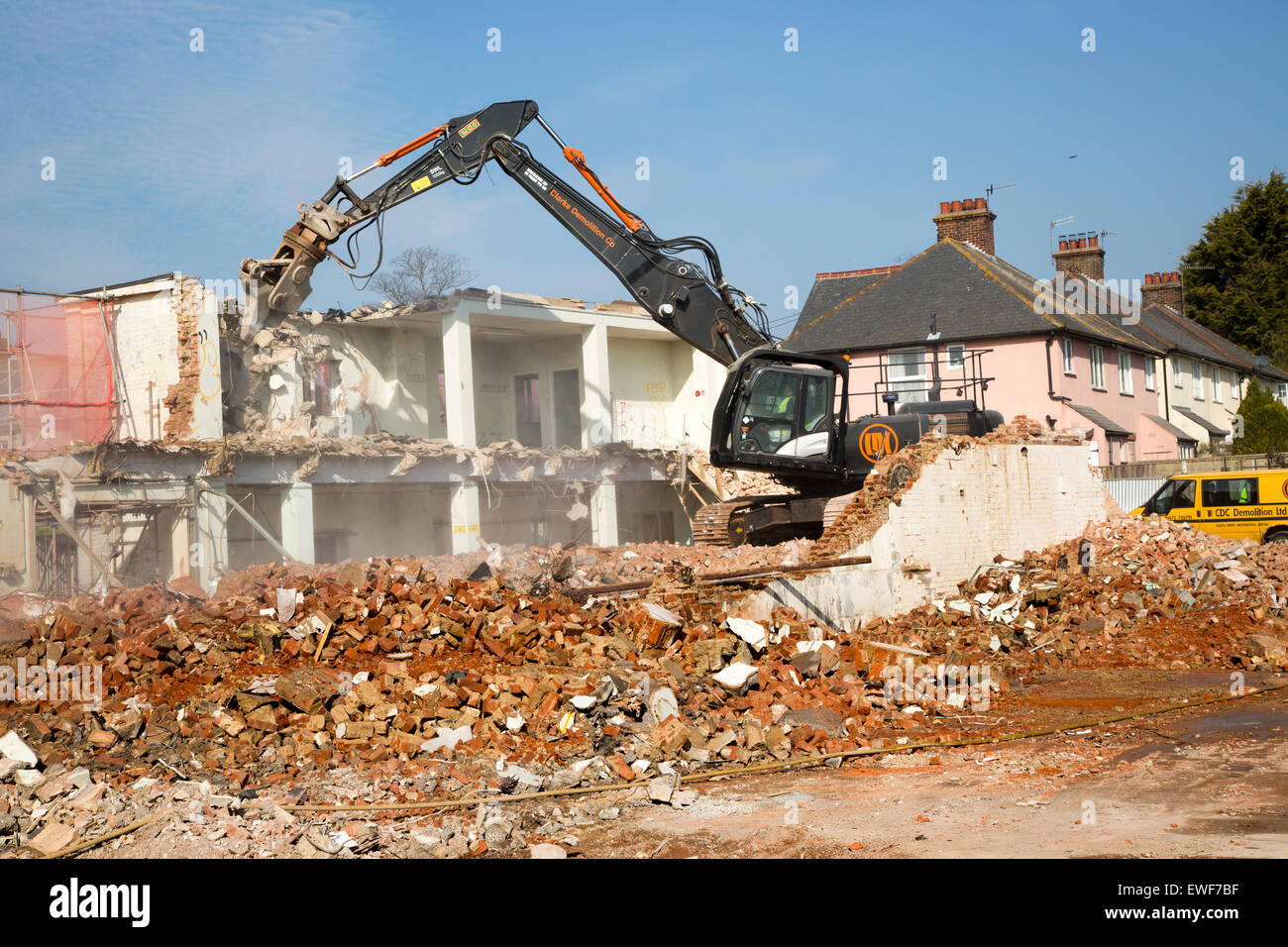 Building being demolished uk hi-res stock photography and images - Alamy