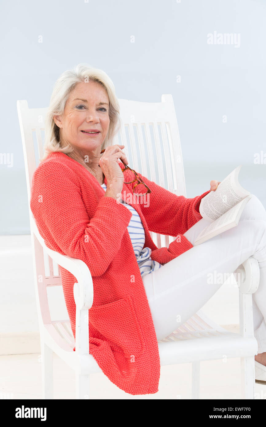 Females reading hi-res stock photography and images - Alamy