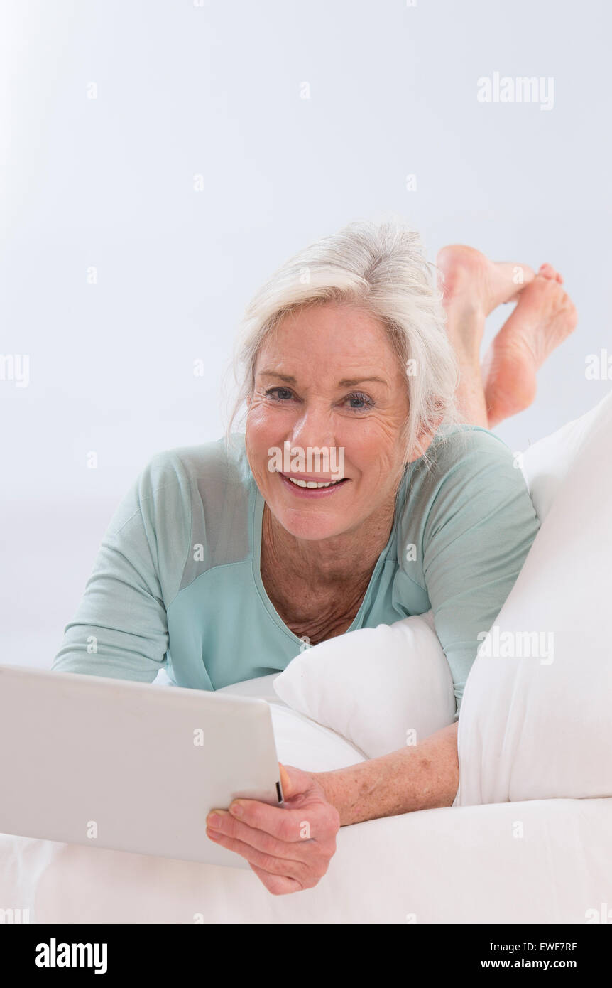 Senior with tablet hi-res stock photography and images - Alamy