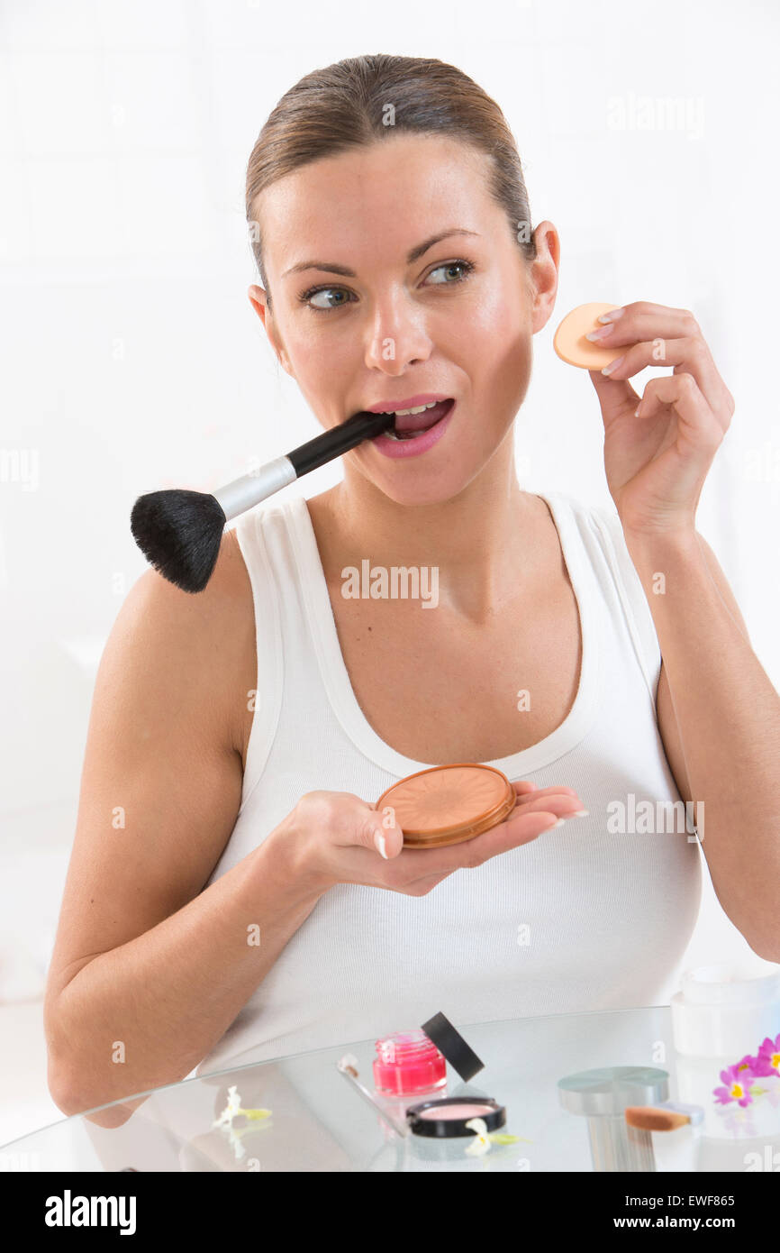 WOMAN PUTTING ON MAKE-UP Stock Photo - Alamy