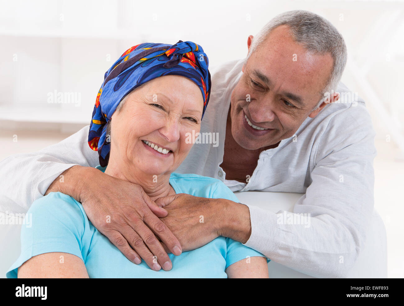 Women with cancer and headscarves hi-res stock photography and images ...
