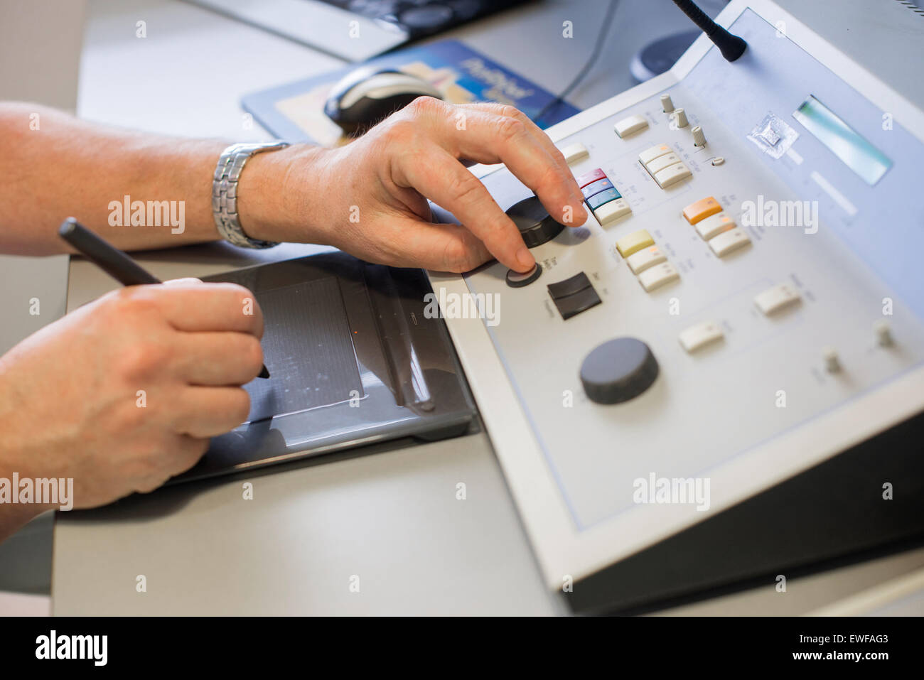 Audiometer hi-res stock photography and images - Alamy