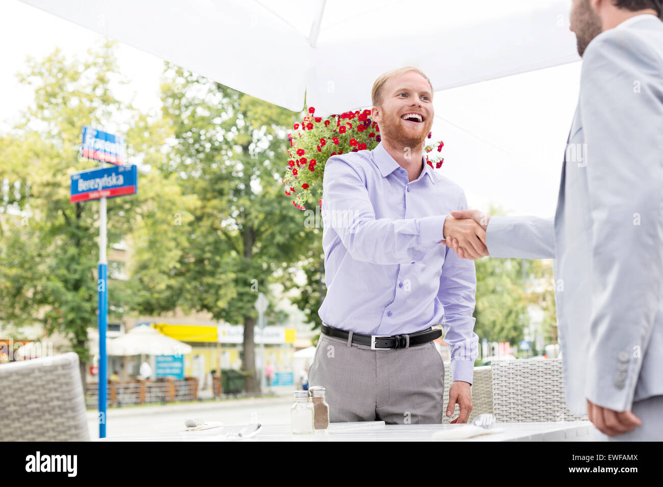 Shaking hands each other hi-res stock photography and images - Alamy