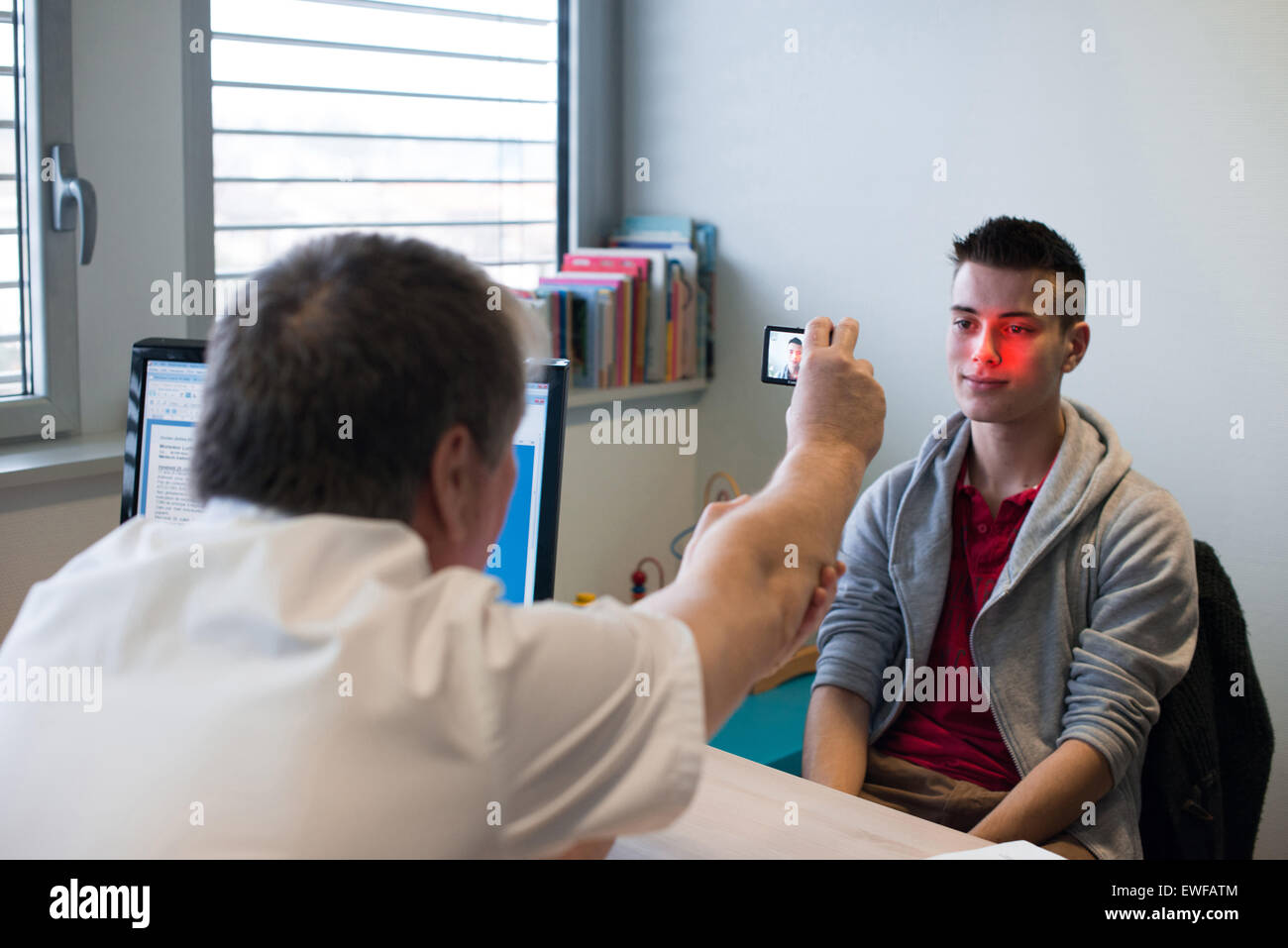 Ent camera hi-res stock photography and images - Alamy