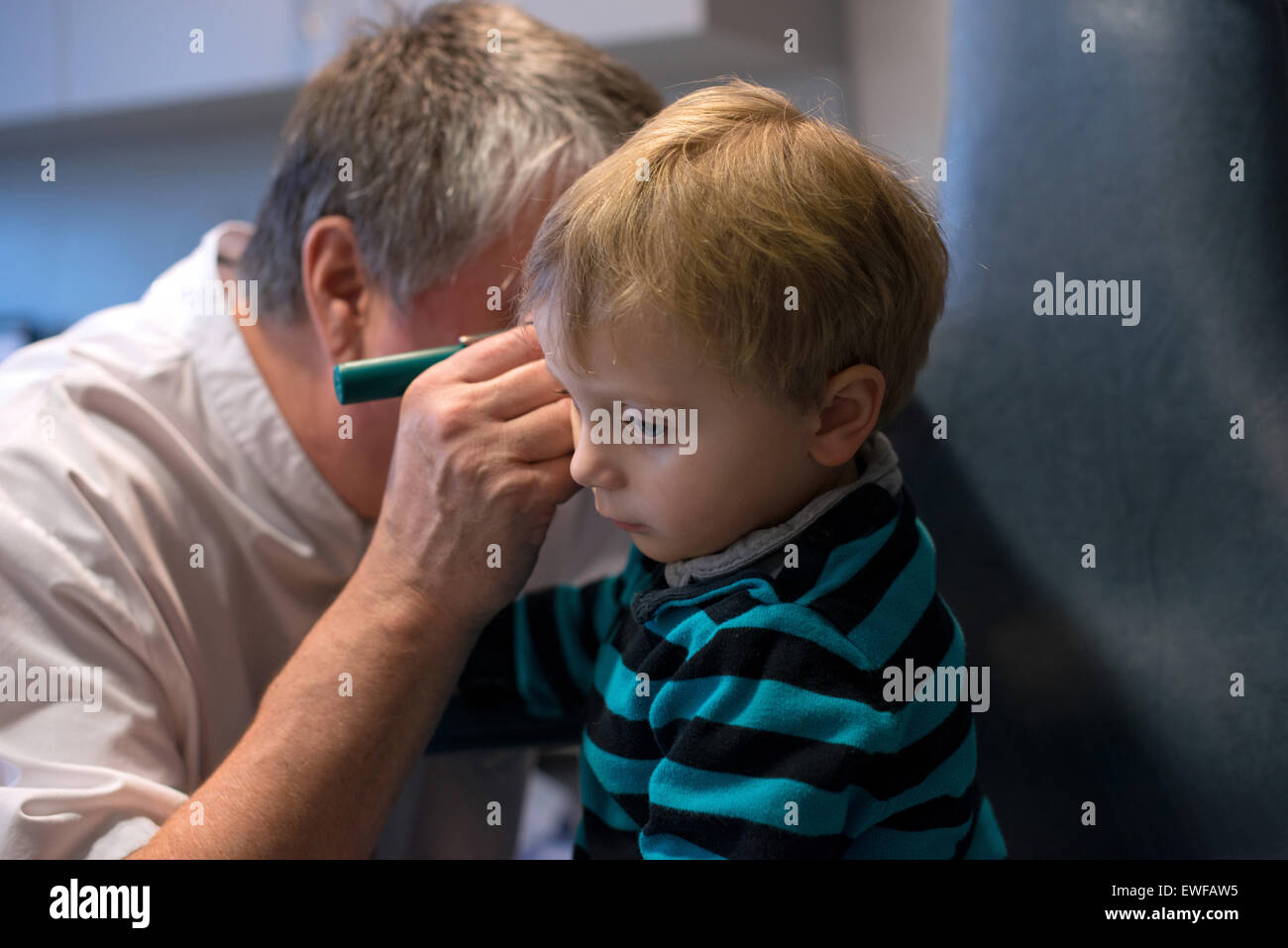 Otoscopic examination child hi-res stock photography and images - Alamy