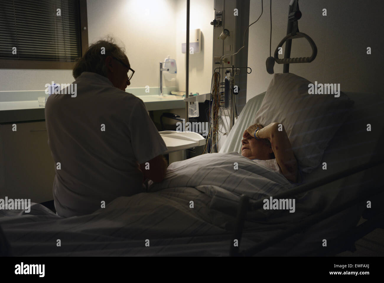 Sleep study patient private room bed hi-res stock photography and ...