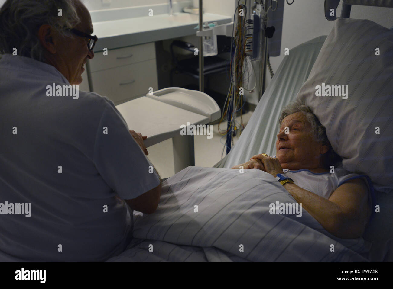 Sleep study patient private room bed hi-res stock photography and ...
