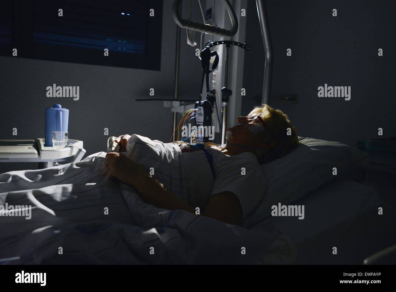 Sleep study patient private room bed hi-res stock photography and ...