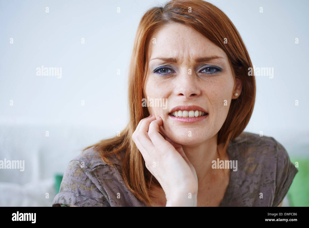WOMAN WITH TOOTHACHE Stock Photo - Alamy
