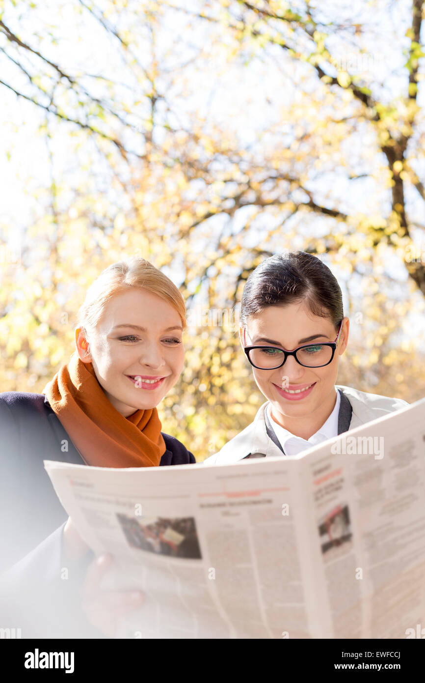 Two people reading newspaper hi-res stock photography and images - Alamy