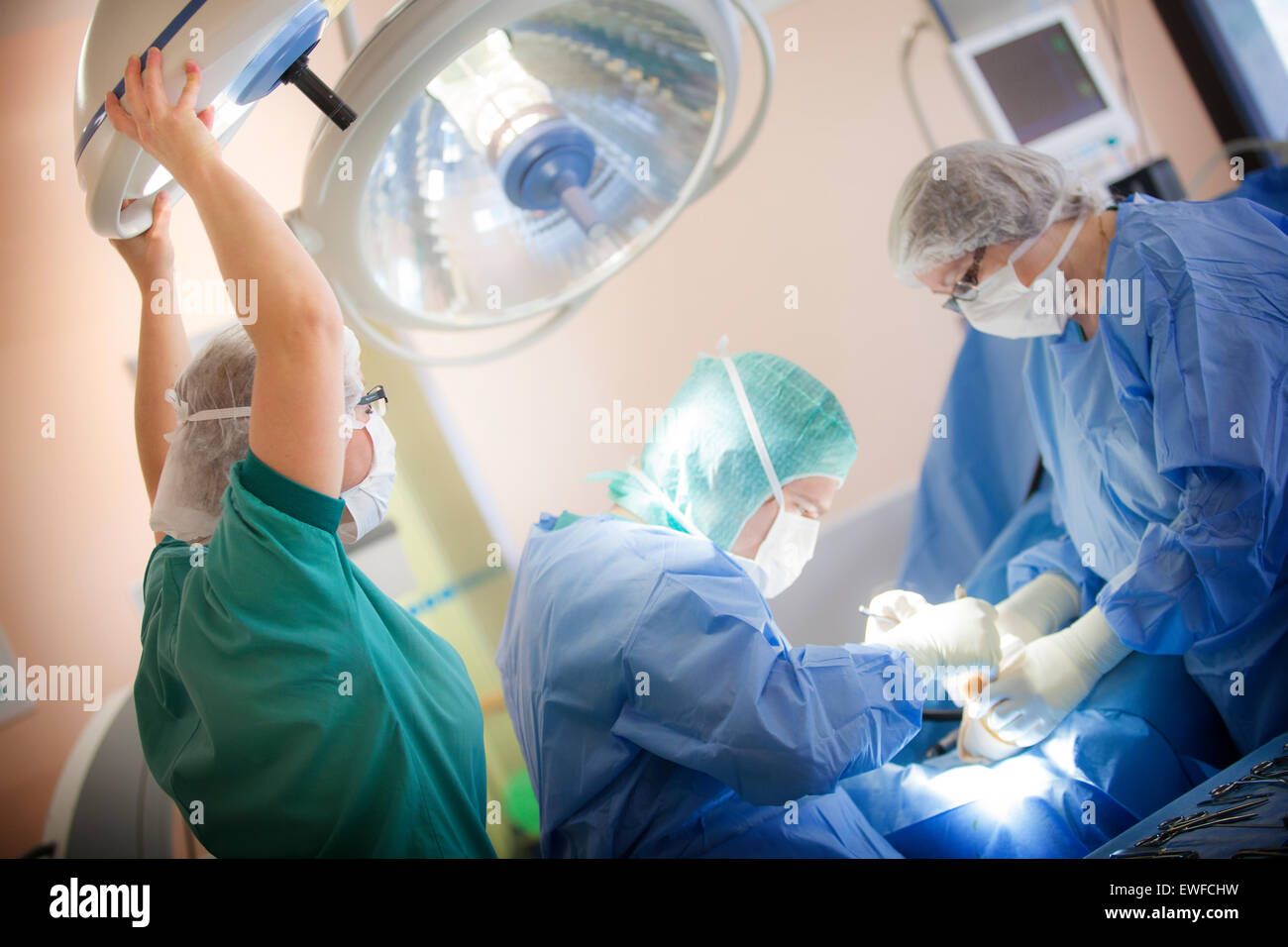 Orthopedic surgeons hi-res stock photography and images - Alamy