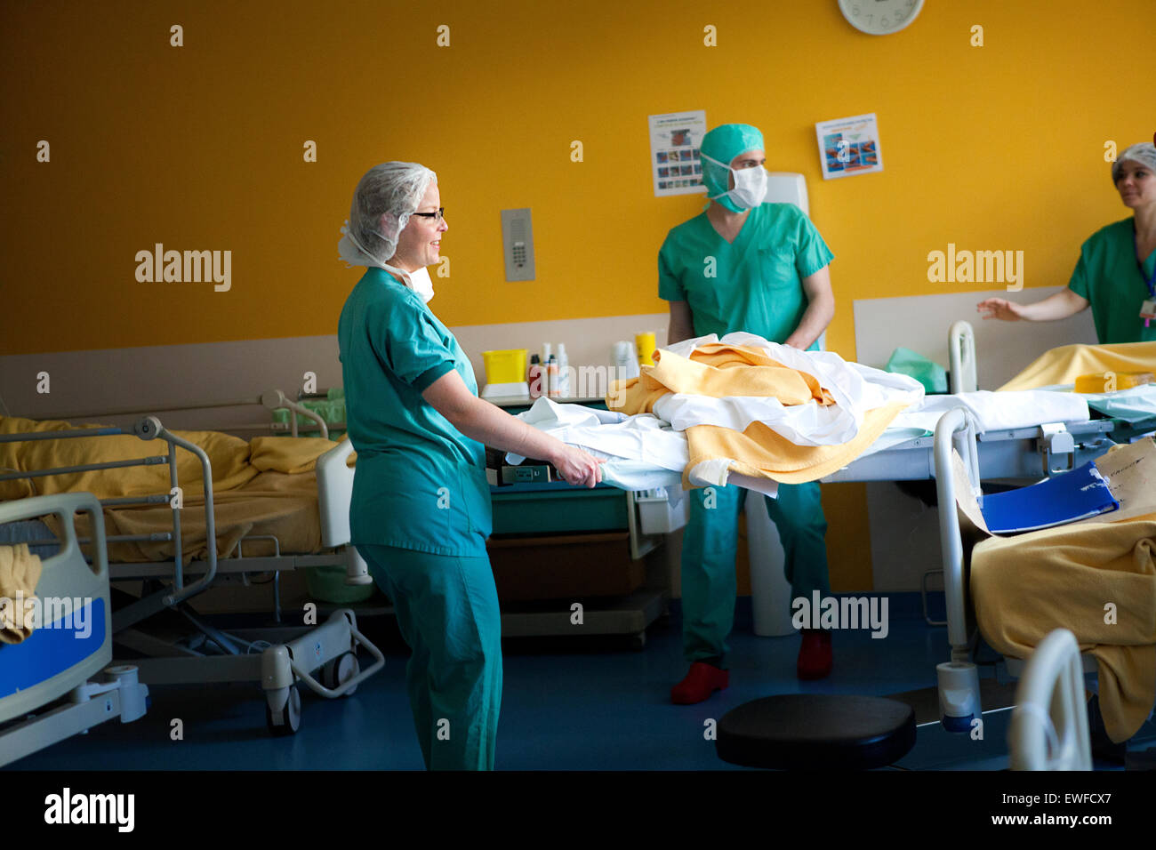 Hospital post operative recovery room hi-res stock photography and ...