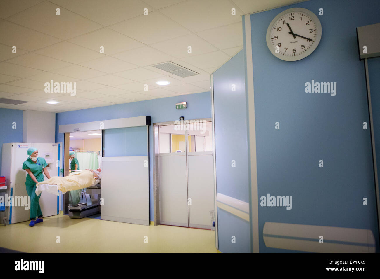 Operating theatre clock hi-res stock photography and images - Alamy