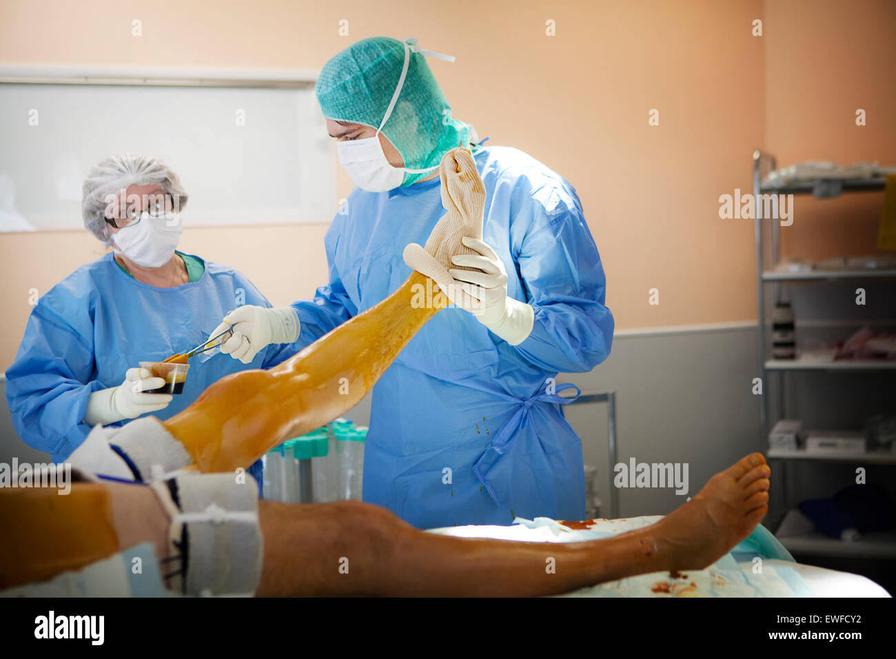 Leg surgery operating theatre hi-res stock photography and images - Alamy