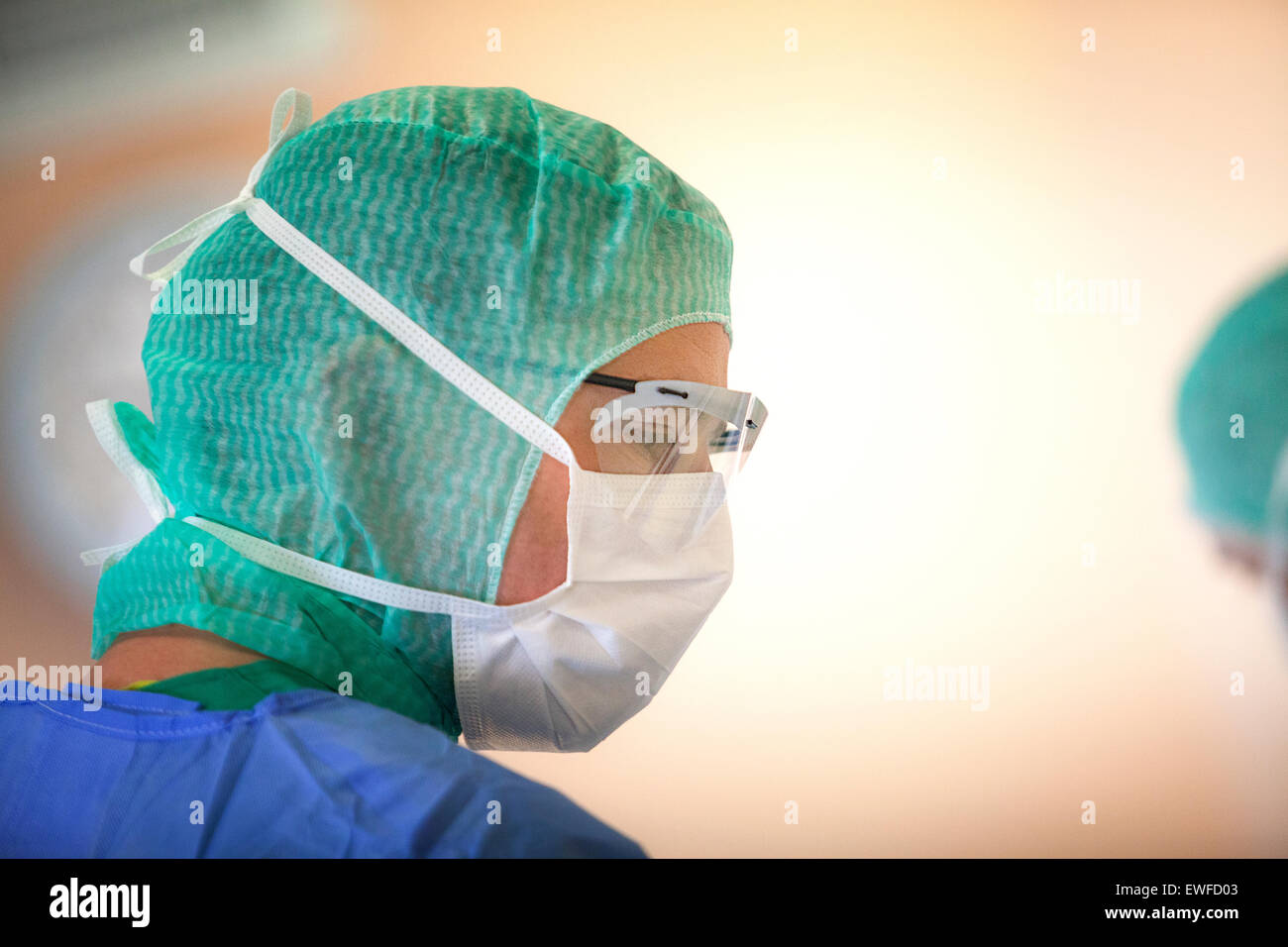 Physician surgery hi-res stock photography and images - Alamy