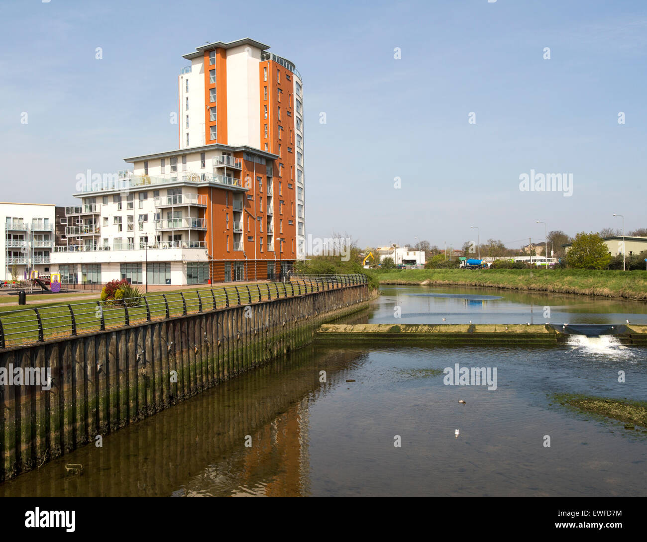 Weir and flood defence wall on the River Orwell, Ipswich, Suffolk ...