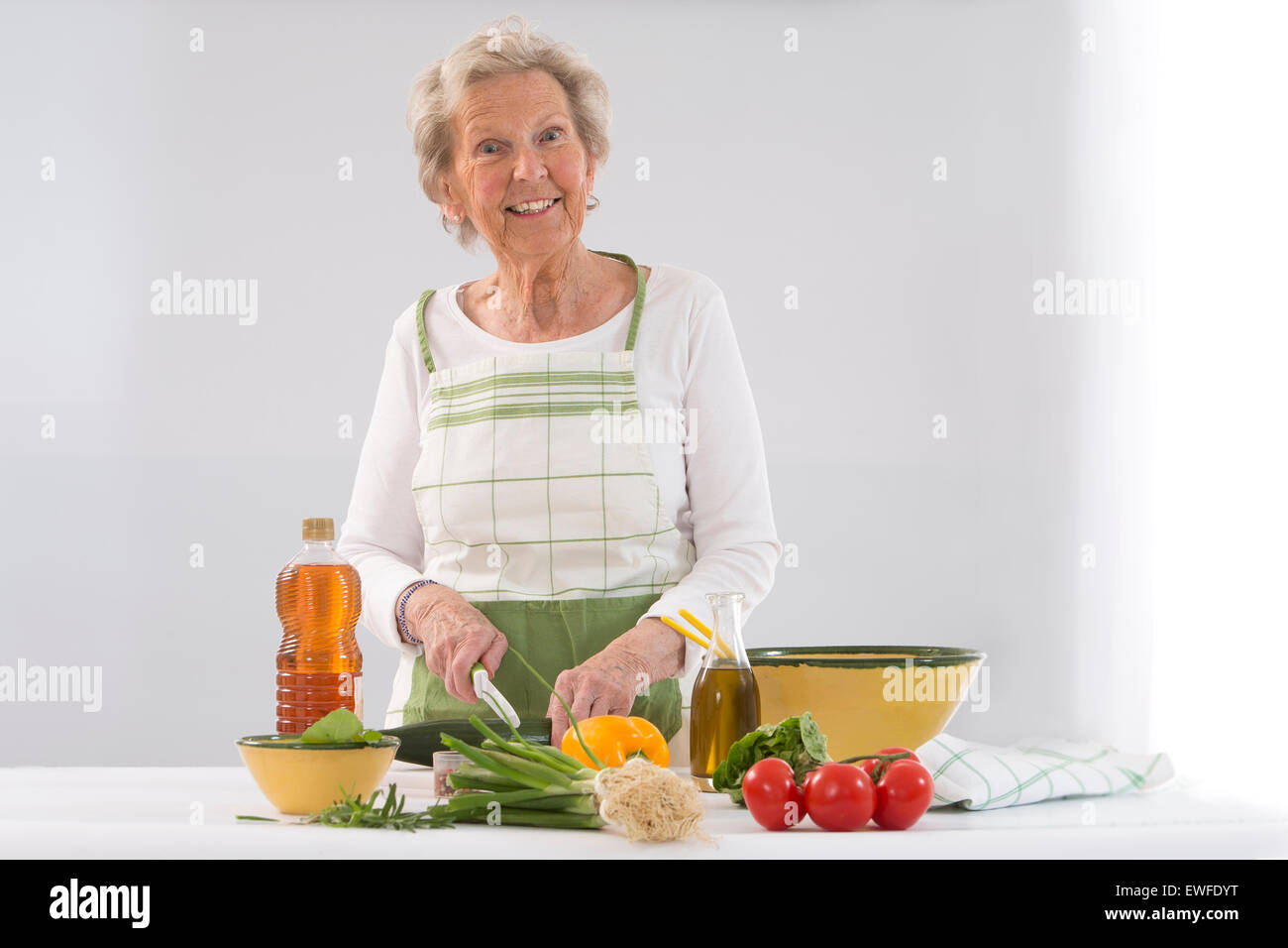Senior alone kitchen hi-res stock photography and images - Alamy