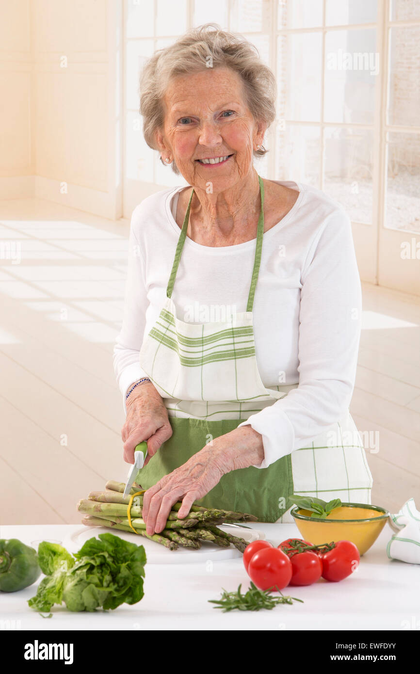 SENIOR IN KITCHEN Stock Photo - Alamy