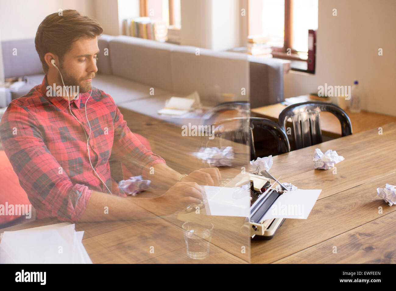Person using typewriter hi-res stock photography and images - Alamy