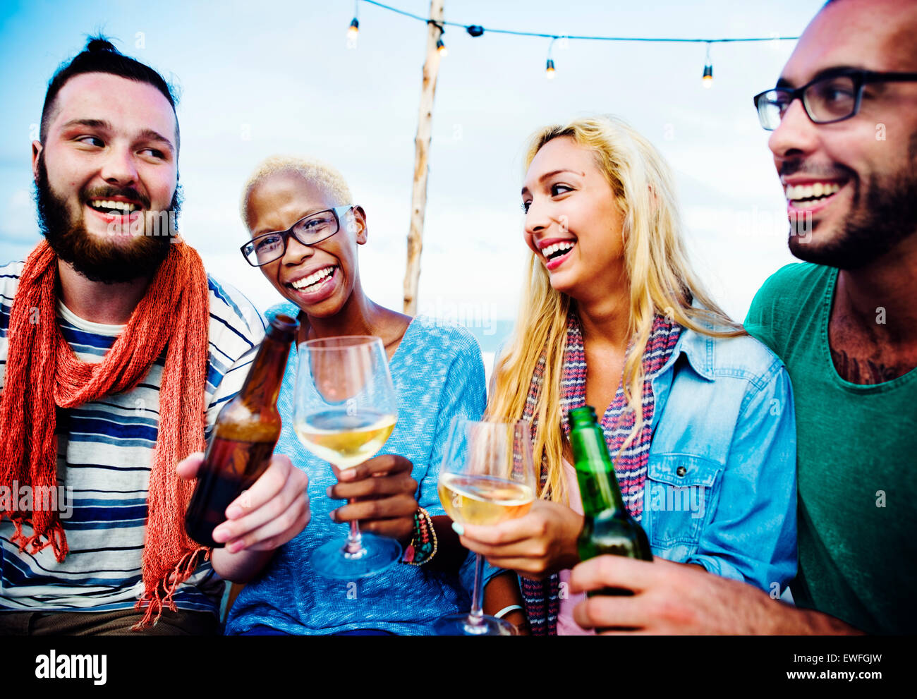 Friends relaxing party hi-res stock photography and images - Alamy