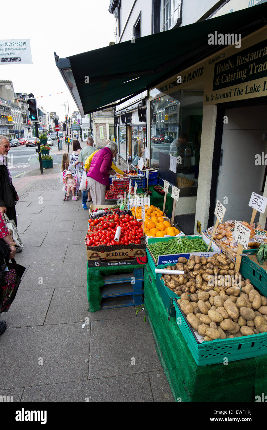 traditional fruit and veg vegetable shop display Stock Photo - Alamy