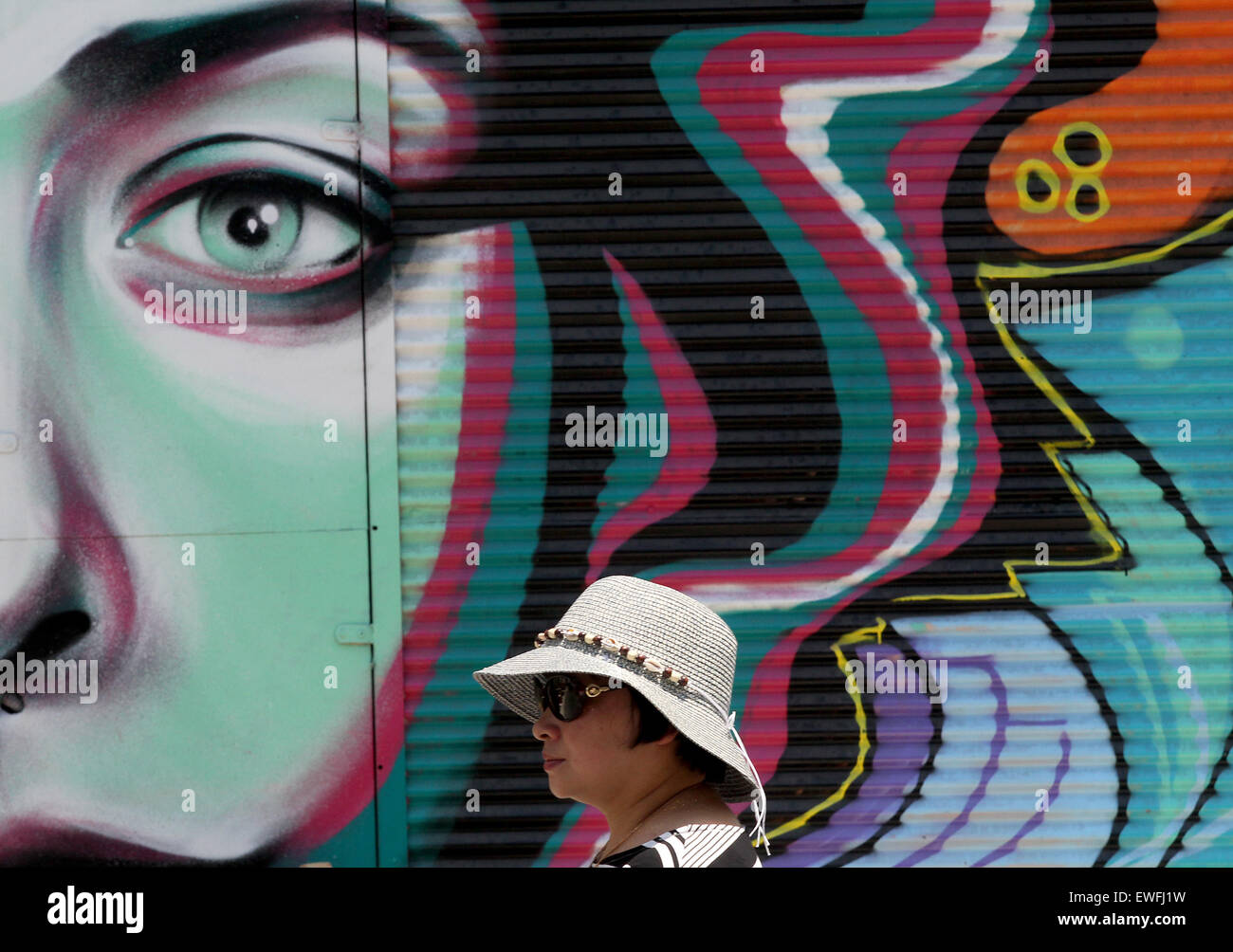 (150626) -- ATHENS, June 26, 2015 (Xinhua) -- A Greek woman passes by a ...
