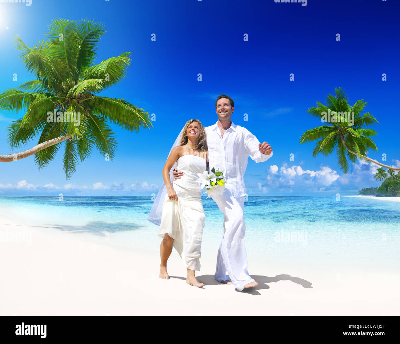 Couple getting marriage on the beach Stock Photo - Alamy