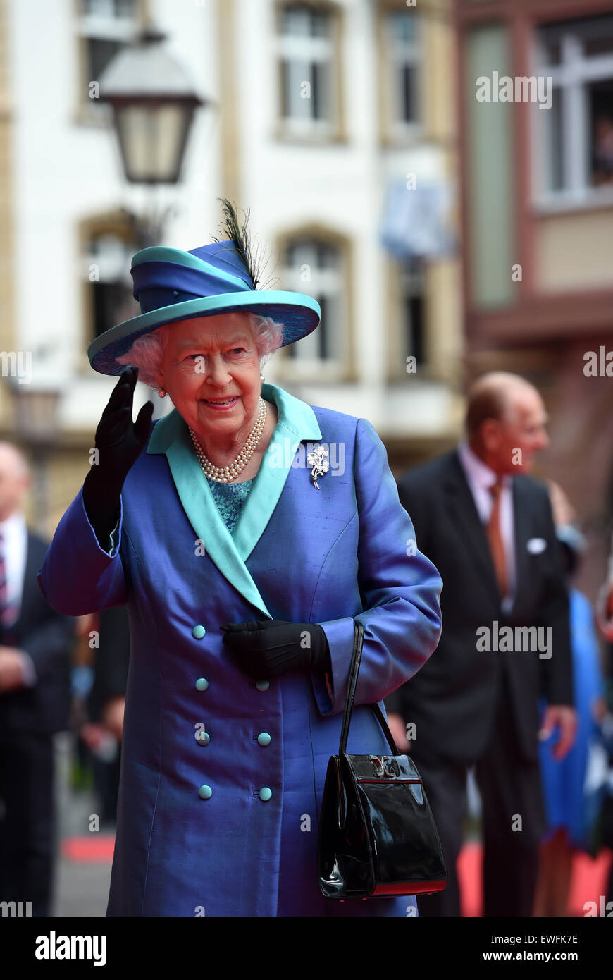 Queen elizabeth ii and duke of edinburgh rear hi-res stock photography ...