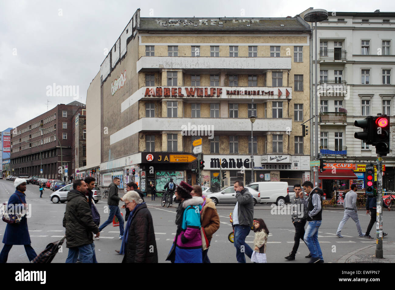 Berlin, Germany, passers am Hermannplatz in Berlin-Neukoelln Stock ...