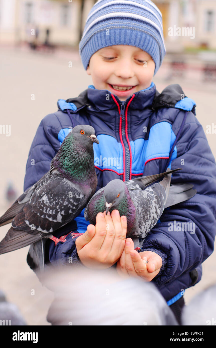 Man feeding doves hi-res stock photography and images - Alamy