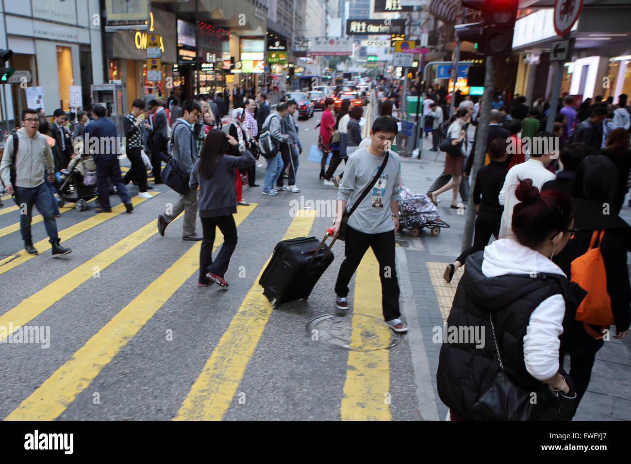 Chinese people cross a pedestrian crossing hi-res stock photography and ...
