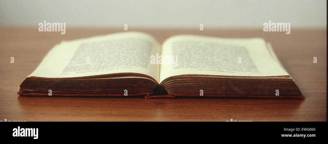 Vintage open book hi-res stock photography and images - Alamy