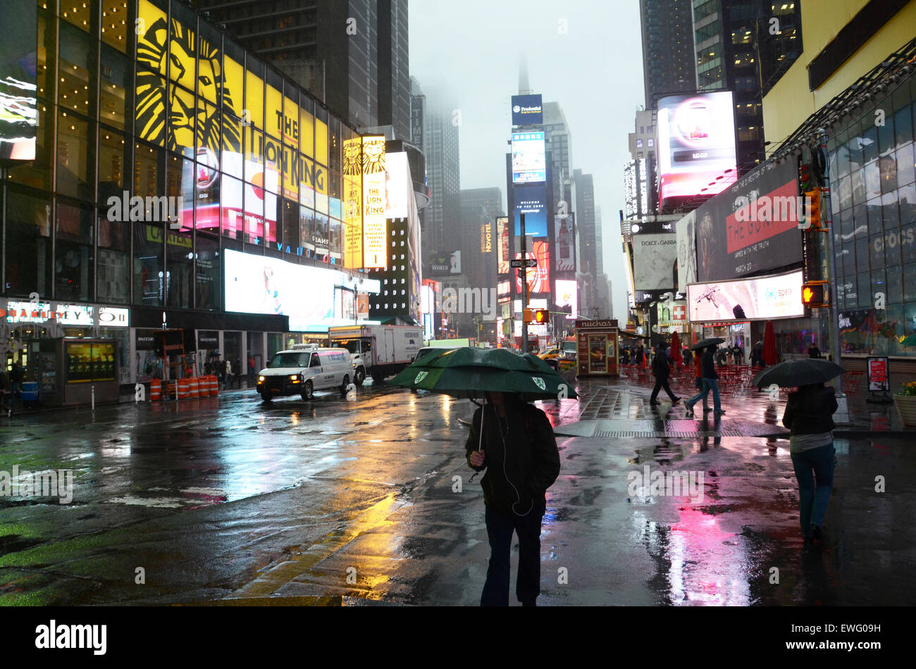 times square rain umbrellas new york stormy usa america Stock Photo - Alamy