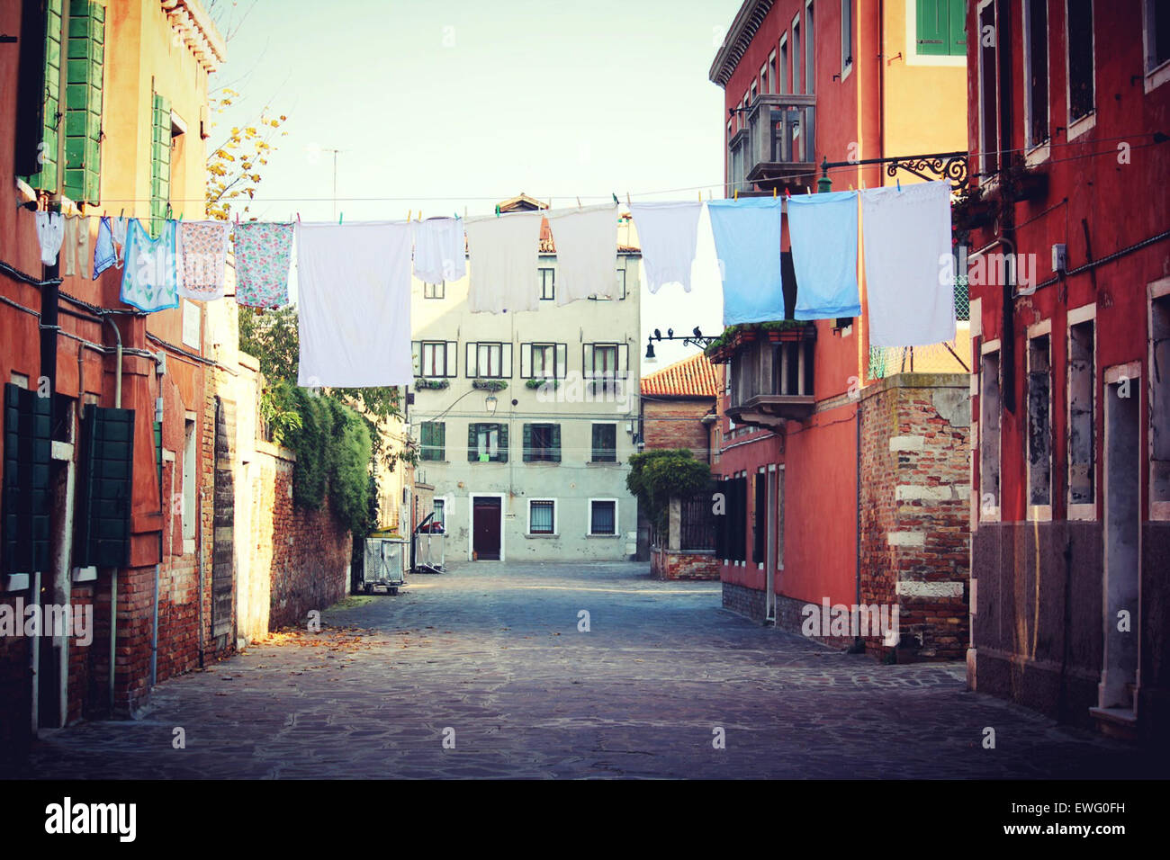 Clothes line between buildings hi-res stock photography and images - Alamy