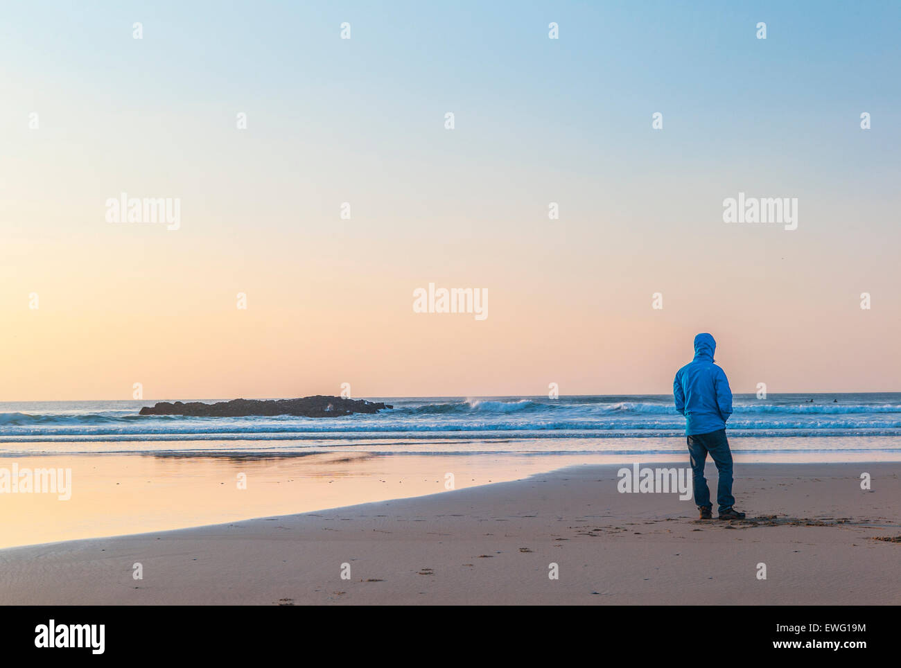 Lone figure standing hi-res stock photography and images - Alamy