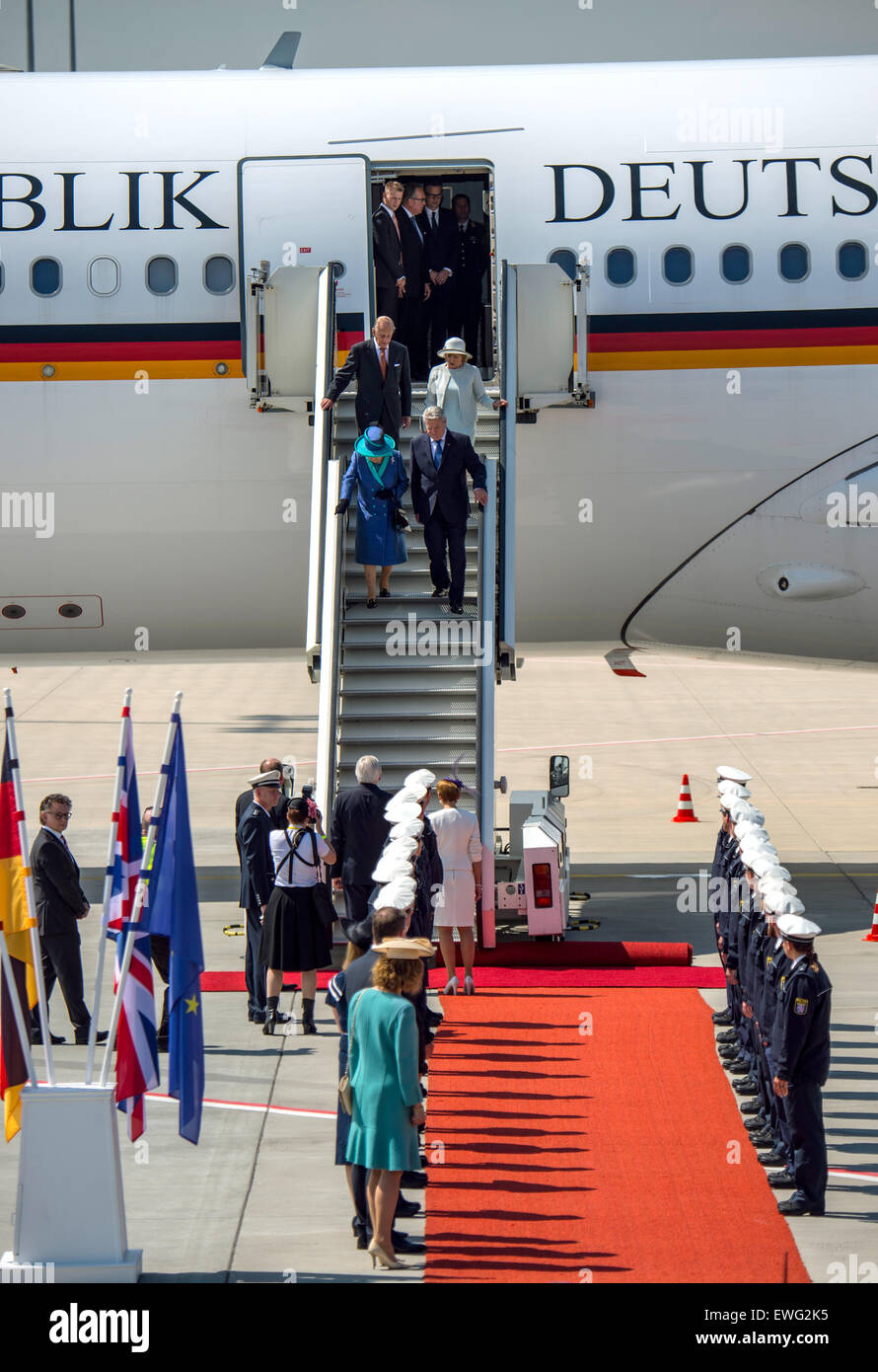Queen elizabeth ii on plane hi-res stock photography and images - Alamy