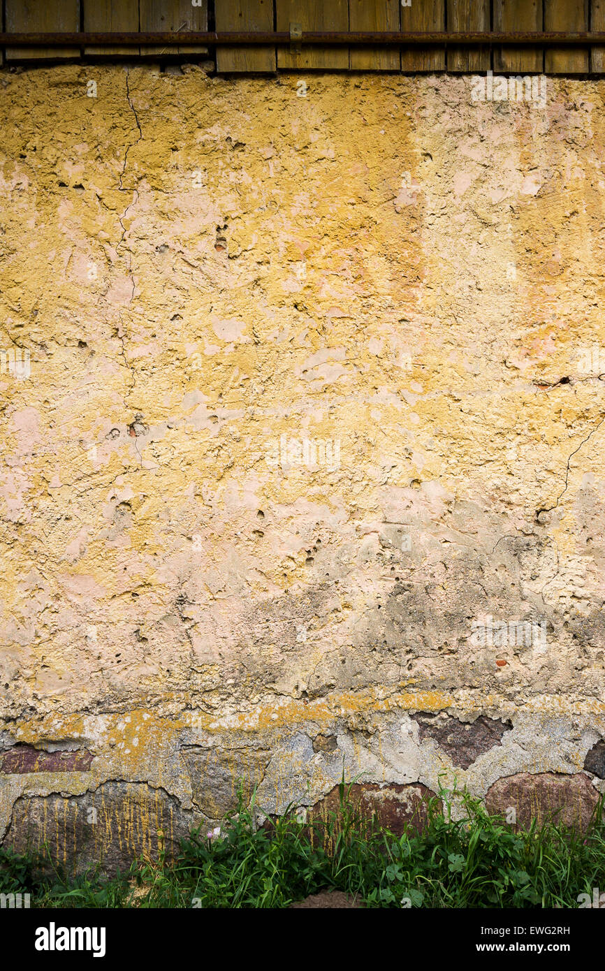 Cracked yellow wall hi-res stock photography and images - Alamy