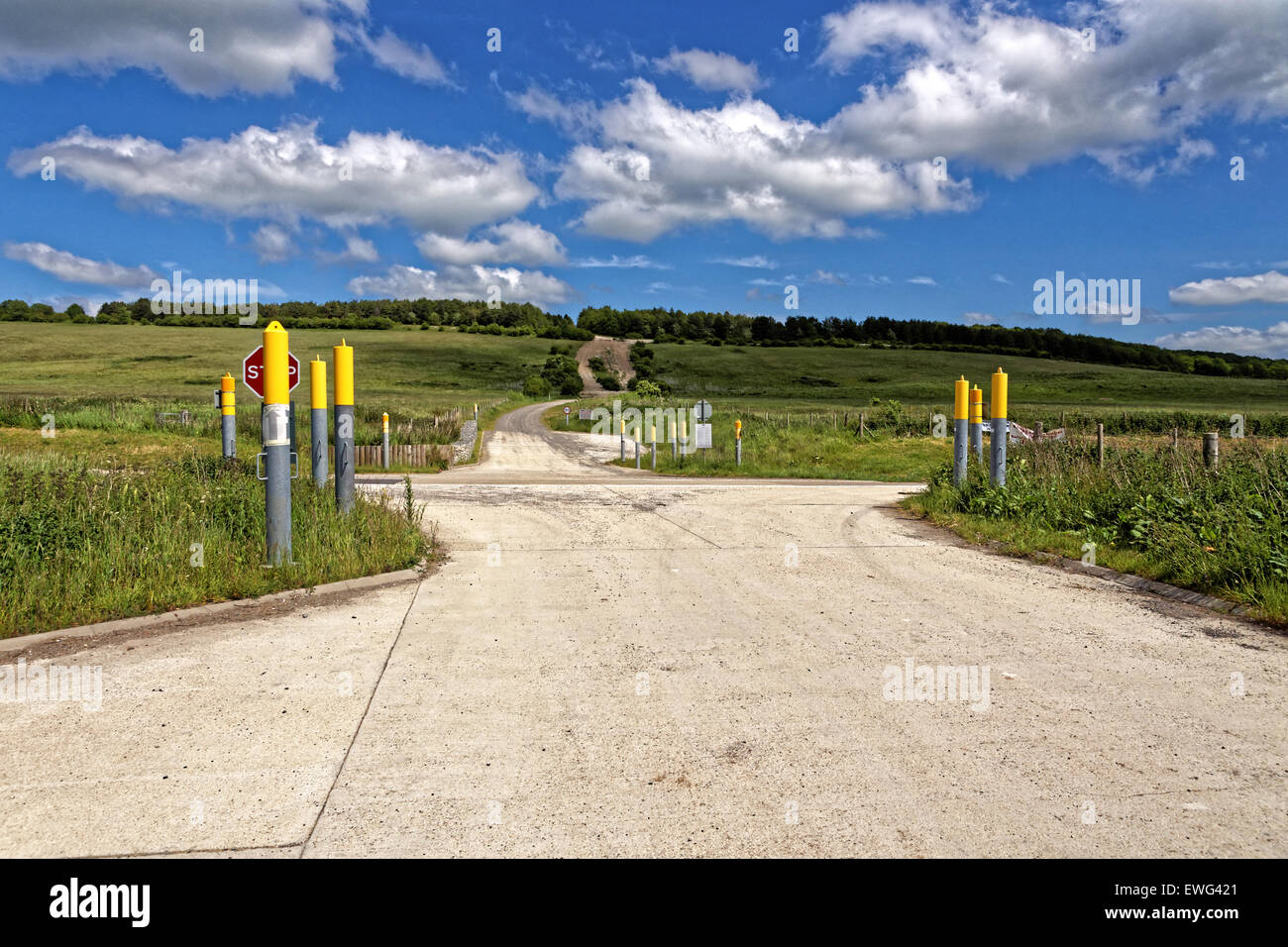 Tank crossing sign hi-res stock photography and images - Alamy