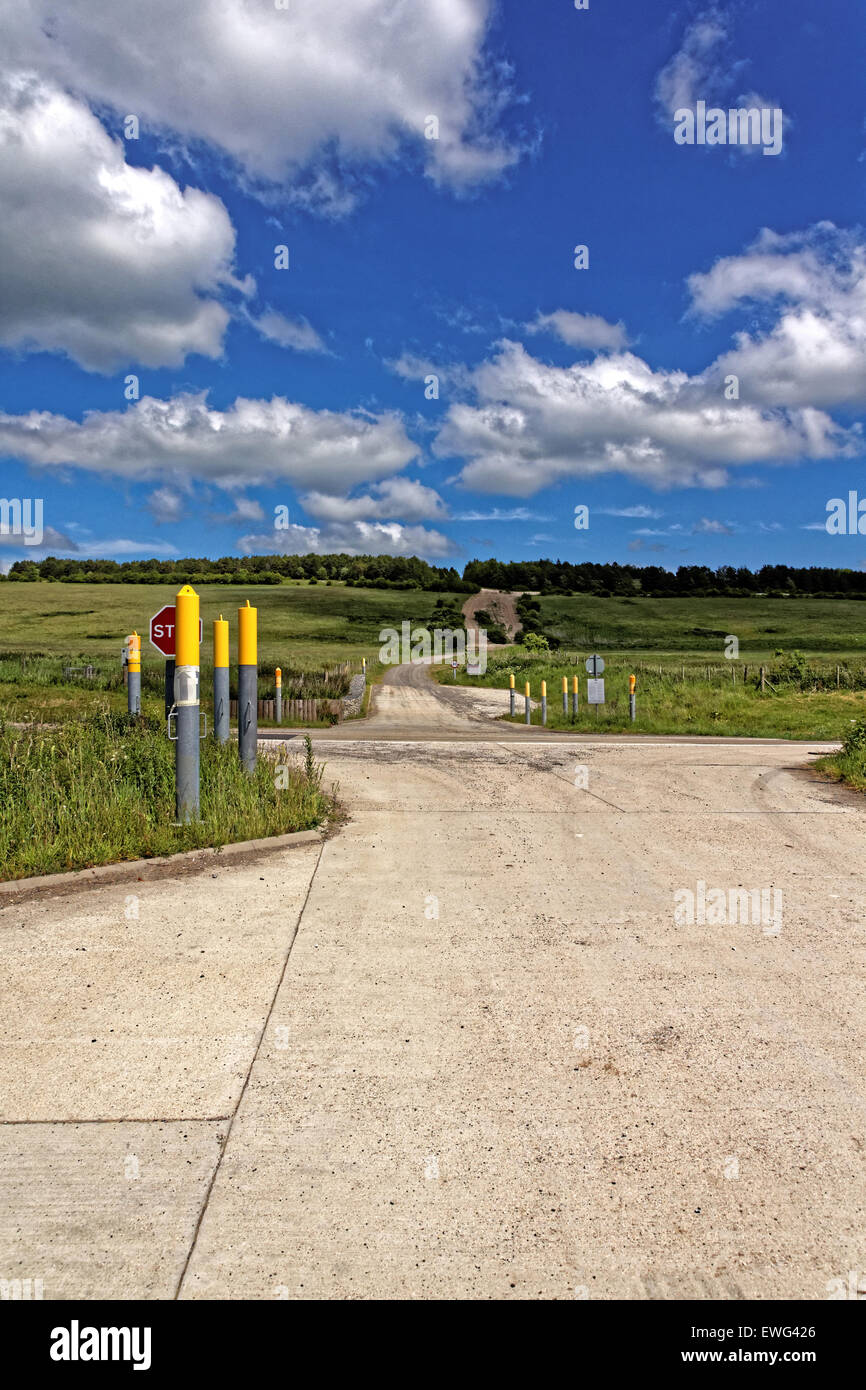 Tank crossing sign hi-res stock photography and images - Alamy