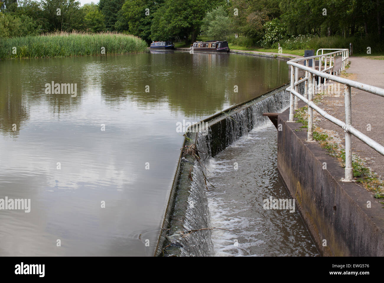 Canal weir hi-res stock photography and images - Alamy