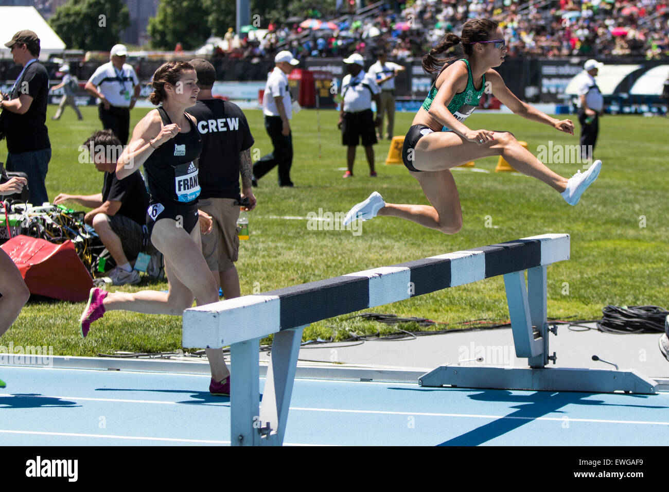 Women running steeplechase hi-res stock photography and images - Alamy