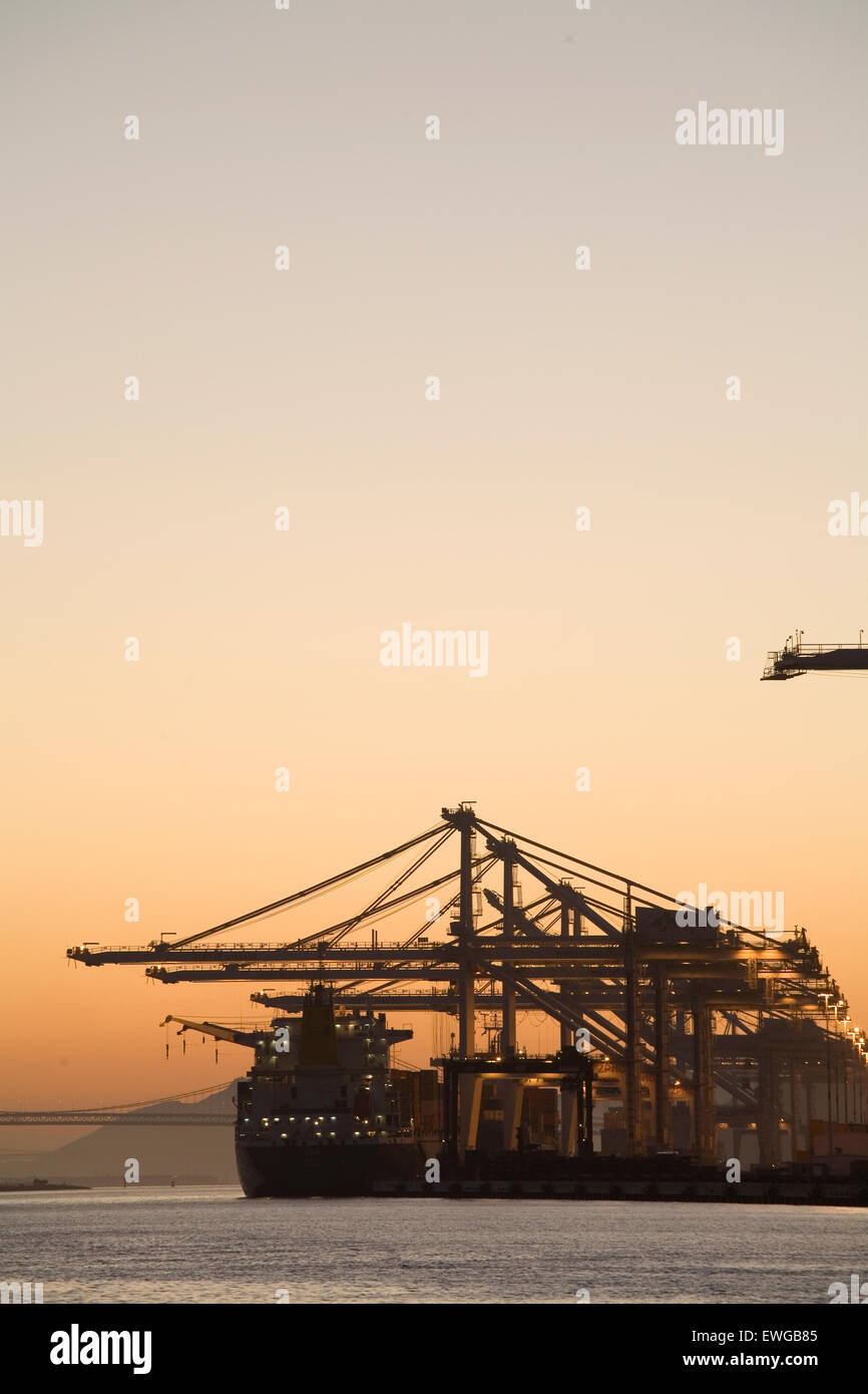 Shipping cranes hi-res stock photography and images - Alamy