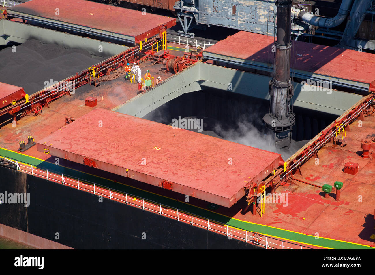 Ship loading hi-res stock photography and images - Alamy