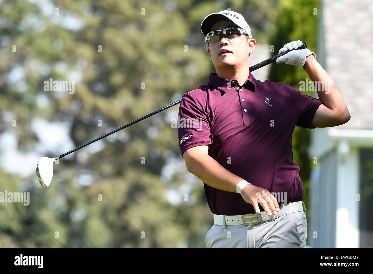 Cromwell, Connecticut, USA. 25th June, 2015. John Huh watches his shot ...