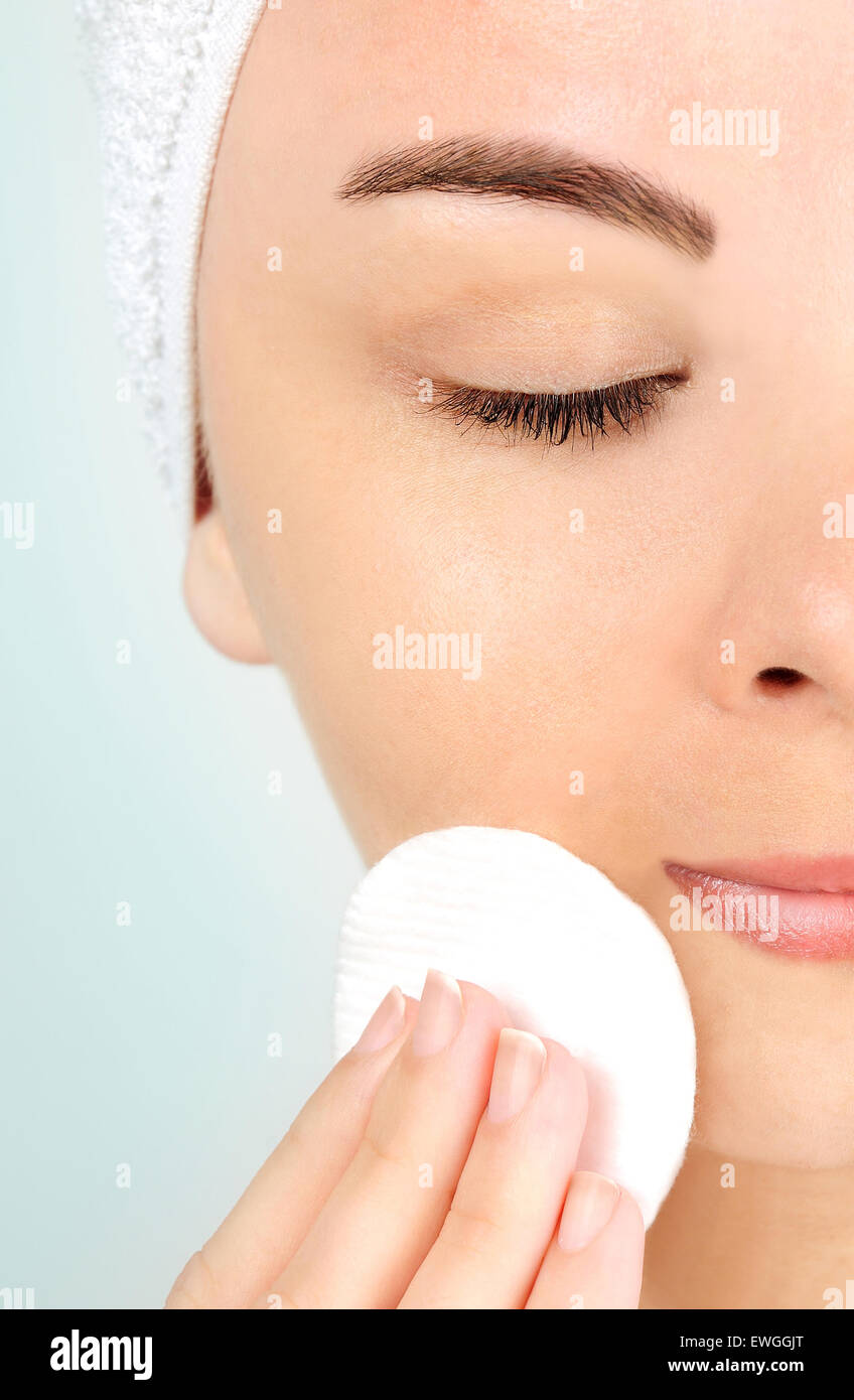 Removing eye makeup hi-res stock photography and images - Alamy