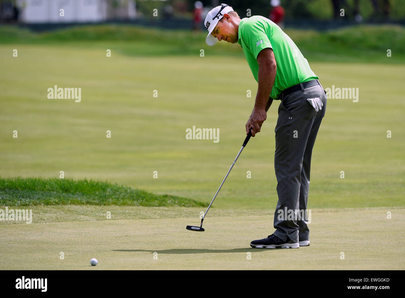 Cromwell, Connecticut, USA. 25th June, 2015. Hunter Mahan putts on the ...