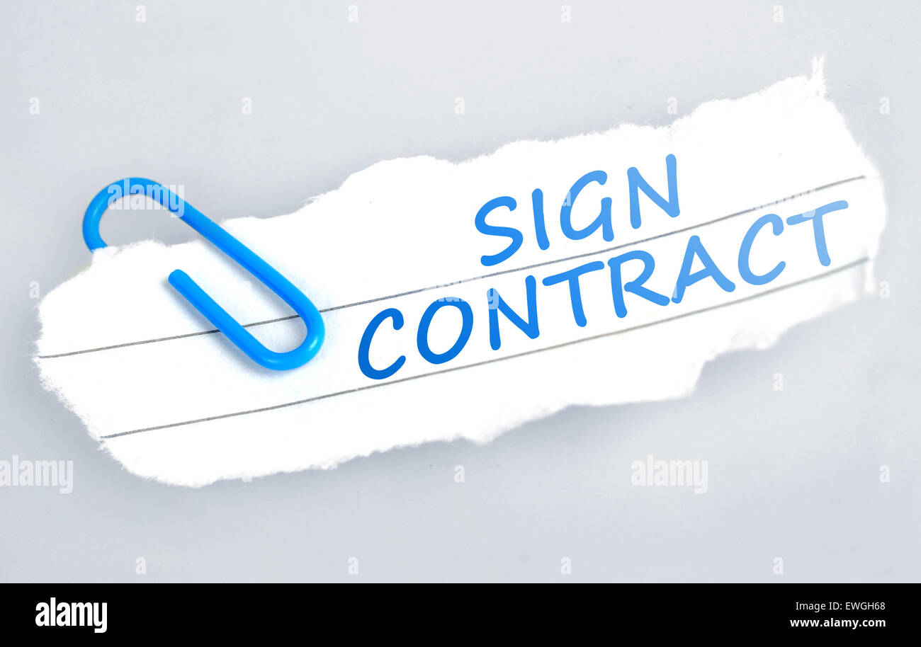Sign contract word on grey background Stock Photo - Alamy