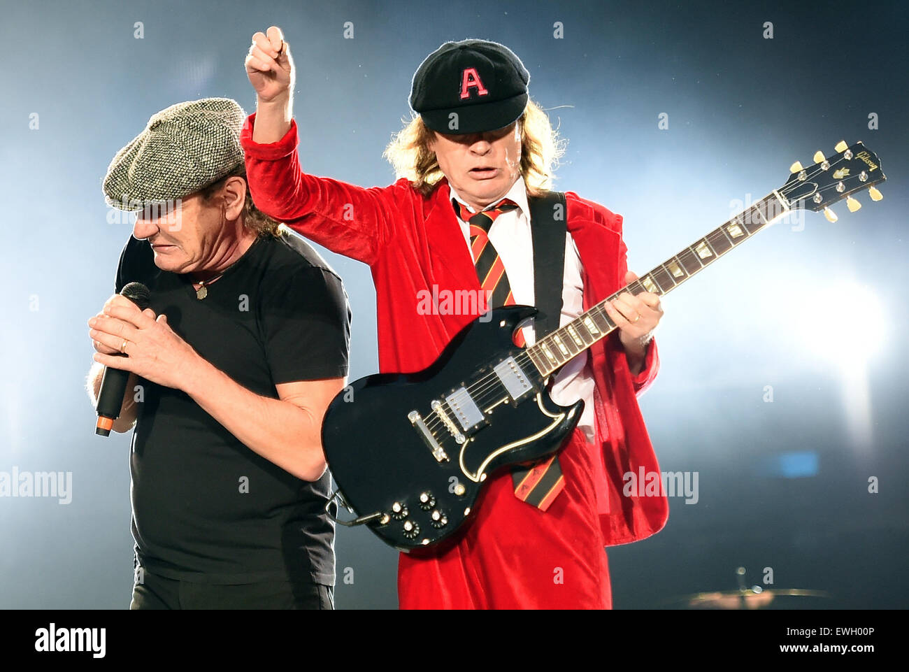 Angus young brian johnson hi-res stock photography and images - Alamy